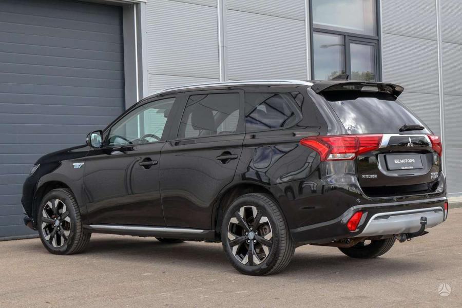 Black Mitsubishi Outlander 2018 in Kaunas, with an engine capacity of 2.36 L and mileage of 166 thousand km for 15999 €, photo 9 on AUTOMOTO.COM.LV
