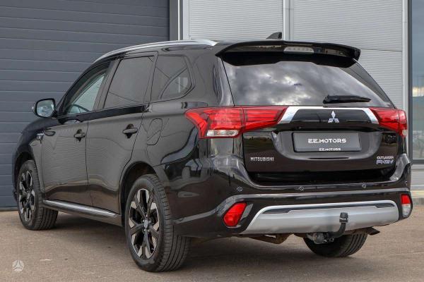 Black Mitsubishi Outlander 2018 in Kaunas, with an engine capacity of 2.36 L and mileage of 166 thousand km for 15999 €, photo 9 on AUTOMOTO.COM.LV