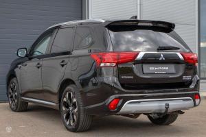 Black Mitsubishi Outlander 2018 in Kaunas, with an engine capacity of 2.36 L and mileage of 166 thousand km for 15999 €, photo 10 on AUTOMOTO.COM.LV