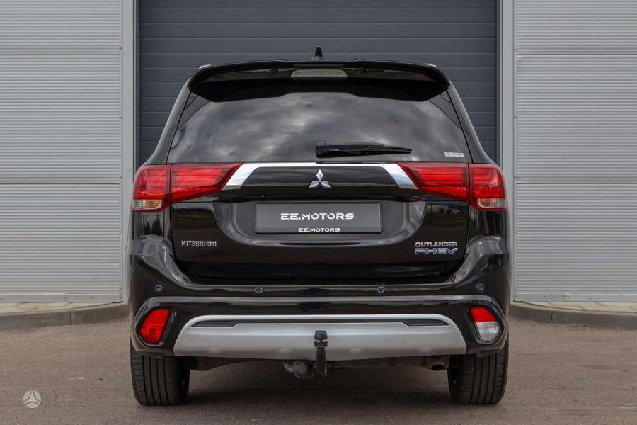 Black Mitsubishi Outlander 2018 in Kaunas, with an engine capacity of 2.36 L and mileage of 166 thousand km for 15999 €, photo 11 on AUTOMOTO.COM.LV