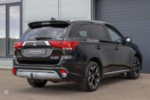 Black Mitsubishi Outlander 2018 in Kaunas, with an engine capacity of 2.36 L and mileage of 166 thousand km for 15999 €, photo 12 on AUTOMOTO.COM.LV