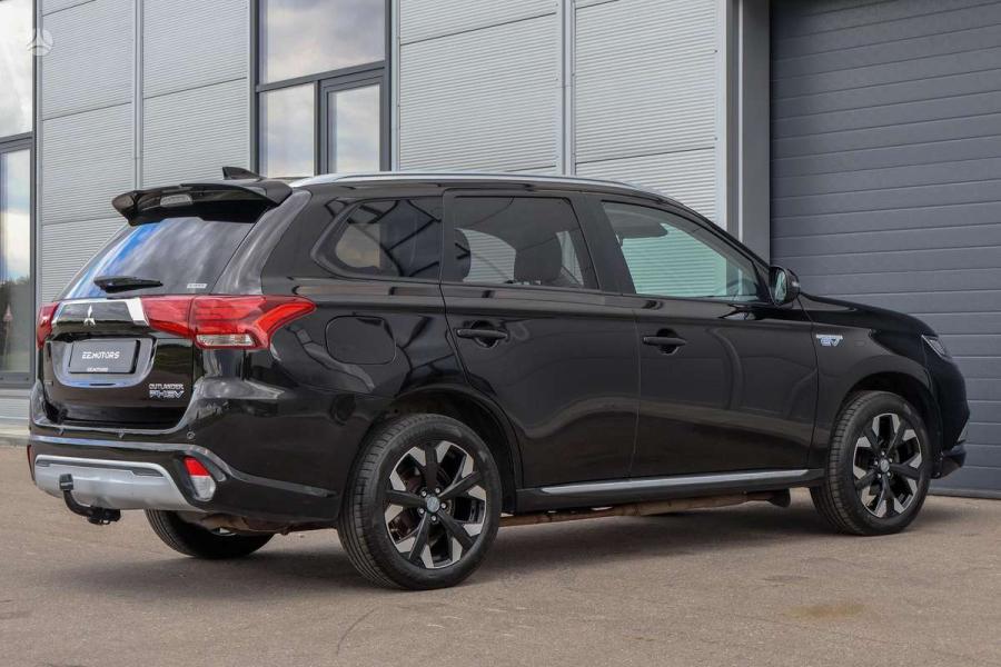 Black Mitsubishi Outlander 2018 in Kaunas, with an engine capacity of 2.36 L and mileage of 166 thousand km for 15999 €, photo 13 on AUTOMOTO.COM.LV