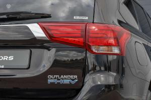 Black Mitsubishi Outlander 2018 in Kaunas, with an engine capacity of 2.36 L and mileage of 166 thousand km for 15999 €, photo 18 on AUTOMOTO.COM.LV