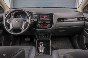 Black Mitsubishi Outlander 2018 in Kaunas, with an engine capacity of 2.36 L and mileage of 166 thousand km for 15999 €, photo 22 on AUTOMOTO.COM.LV