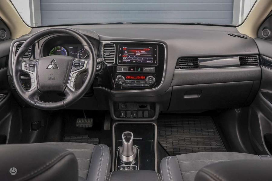 Black Mitsubishi Outlander 2018 in Kaunas, with an engine capacity of 2.36 L and mileage of 166 thousand km for 15999 €, photo 22 on AUTOMOTO.COM.LV