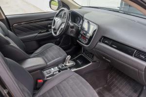 Black Mitsubishi Outlander 2018 in Kaunas, with an engine capacity of 2.36 L and mileage of 166 thousand km for 15999 €, photo 23 on AUTOMOTO.COM.LV