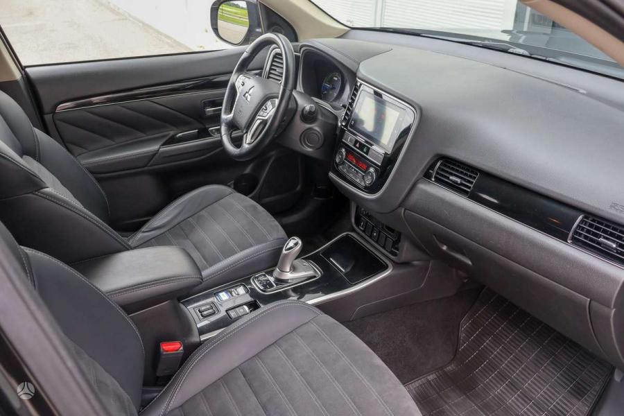 Black Mitsubishi Outlander 2018 in Kaunas, with an engine capacity of 2.36 L and mileage of 166 thousand km for 15999 €, photo 23 on AUTOMOTO.COM.LV