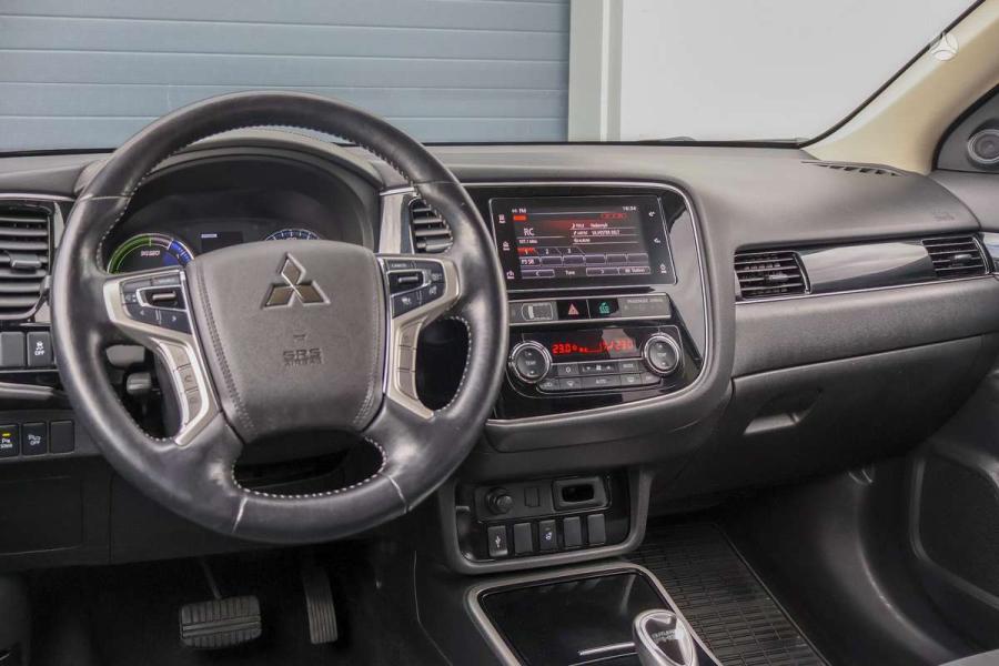 Black Mitsubishi Outlander 2018 in Kaunas, with an engine capacity of 2.36 L and mileage of 166 thousand km for 15999 €, photo 24 on AUTOMOTO.COM.LV