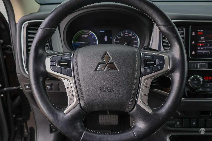 Black Mitsubishi Outlander 2018 in Kaunas, with an engine capacity of 2.36 L and mileage of 166 thousand km for 15999 €, photo 25 on AUTOMOTO.COM.LV