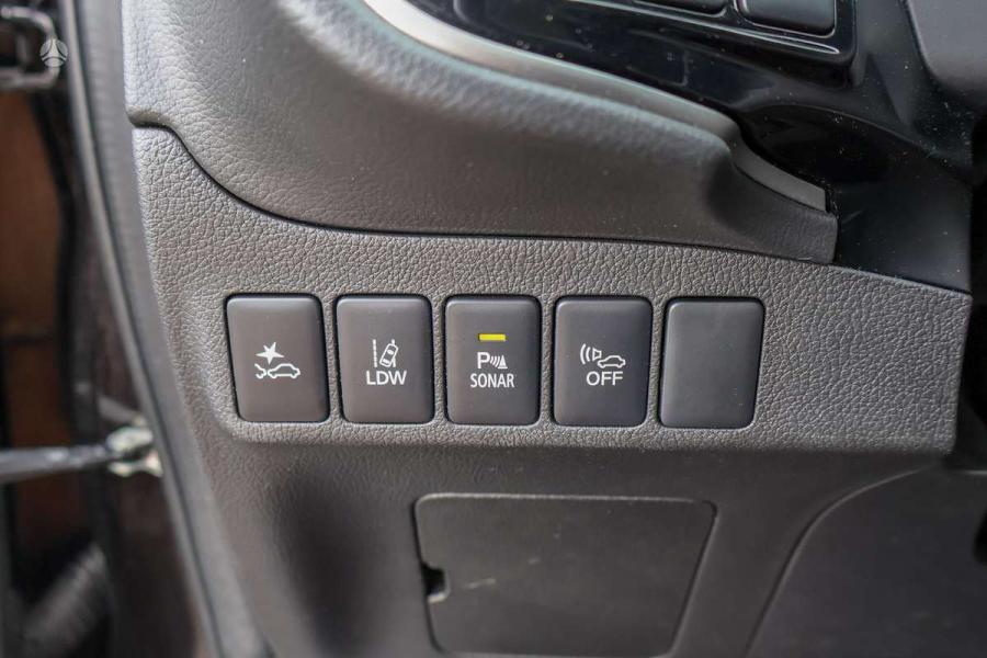 Black Mitsubishi Outlander 2018 in Kaunas, with an engine capacity of 2.36 L and mileage of 166 thousand km for 15999 €, photo 31 on AUTOMOTO.COM.LV