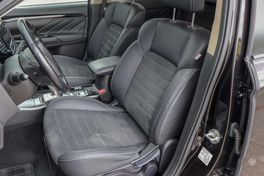 Black Mitsubishi Outlander 2018 in Kaunas, with an engine capacity of 2.36 L and mileage of 166 thousand km for 15999 €, photo 39 on AUTOMOTO.COM.LV