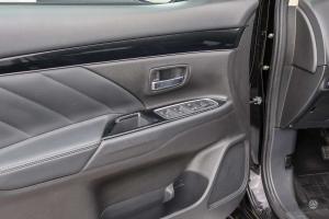 Black Mitsubishi Outlander 2018 in Kaunas, with an engine capacity of 2.36 L and mileage of 166 thousand km for 15999 €, photo 40 on AUTOMOTO.COM.LV