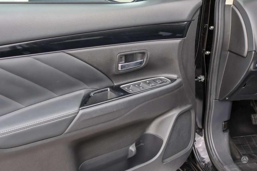 Black Mitsubishi Outlander 2018 in Kaunas, with an engine capacity of 2.36 L and mileage of 166 thousand km for 15999 €, photo 40 on AUTOMOTO.COM.LV