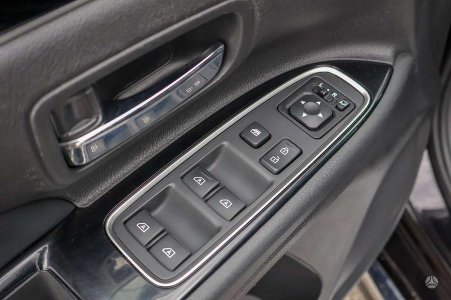 Black Mitsubishi Outlander 2018 in Kaunas, with an engine capacity of 2.36 L and mileage of 166 thousand km for 15999 €, photo 41 on AUTOMOTO.COM.LV