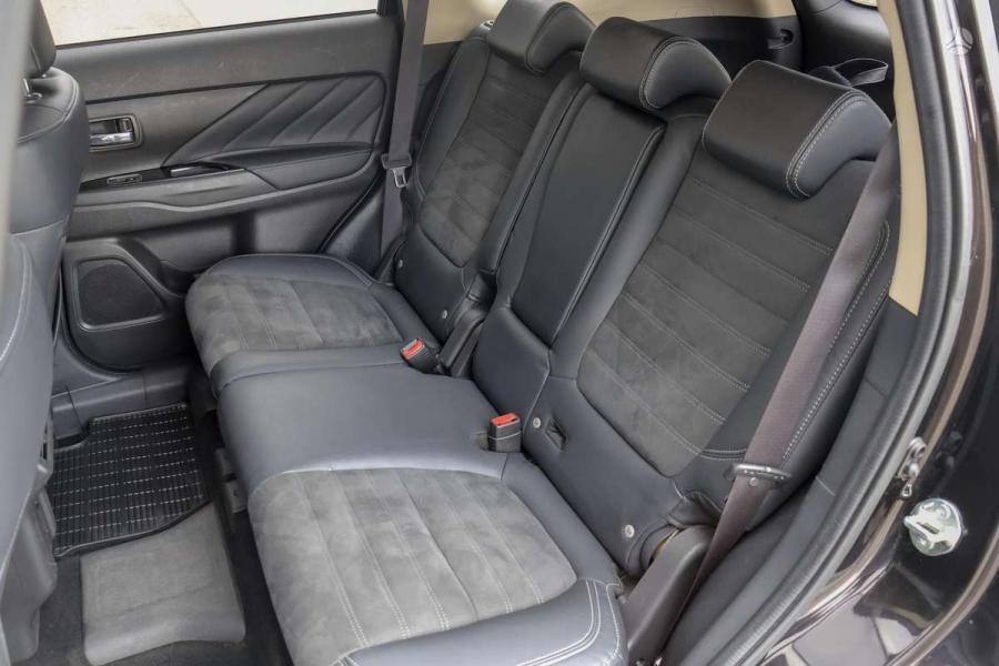 Black Mitsubishi Outlander 2018 in Kaunas, with an engine capacity of 2.36 L and mileage of 166 thousand km for 15999 €, photo 42 on AUTOMOTO.COM.LV