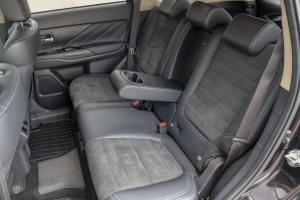 Black Mitsubishi Outlander 2018 in Kaunas, with an engine capacity of 2.36 L and mileage of 166 thousand km for 15999 €, photo 43 on AUTOMOTO.COM.LV