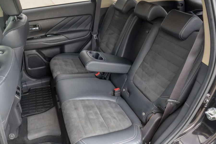 Black Mitsubishi Outlander 2018 in Kaunas, with an engine capacity of 2.36 L and mileage of 166 thousand km for 15999 €, photo 43 on AUTOMOTO.COM.LV
