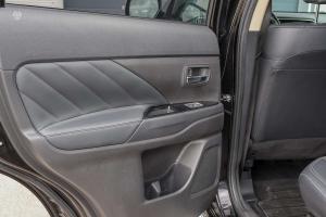 Black Mitsubishi Outlander 2018 in Kaunas, with an engine capacity of 2.36 L and mileage of 166 thousand km for 15999 €, photo 44 on AUTOMOTO.COM.LV