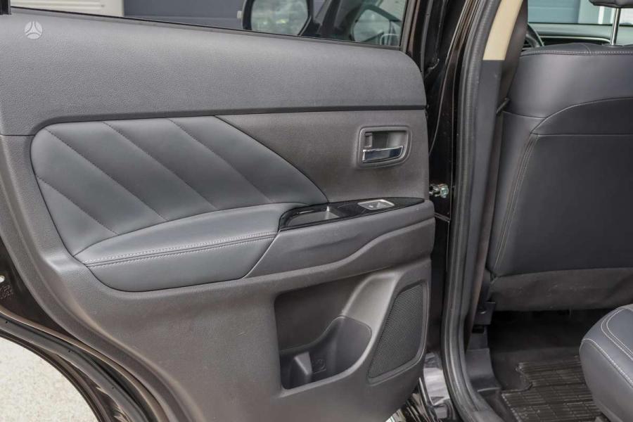 Black Mitsubishi Outlander 2018 in Kaunas, with an engine capacity of 2.36 L and mileage of 166 thousand km for 15999 €, photo 44 on AUTOMOTO.COM.LV