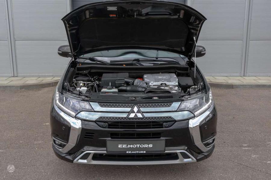 Black Mitsubishi Outlander 2018 in Kaunas, with an engine capacity of 2.36 L and mileage of 166 thousand km for 15999 €, photo 45 on AUTOMOTO.COM.LV