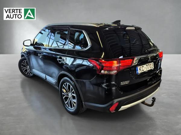 Black Mitsubishi Outlander 2018 in Riga, with an engine capacity of 2.00 L and mileage of 140 thousand km for 14800 €, photo 4 on AUTOMOTO.COM.LV