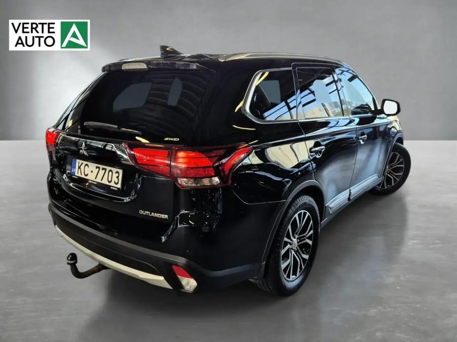 Black Mitsubishi Outlander 2018 in Riga, with an engine capacity of 2.00 L and mileage of 140 thousand km for 14800 €, photo 5 on AUTOMOTO.COM.LV