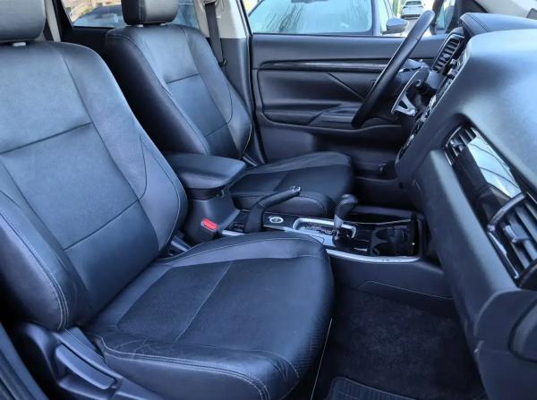 Black Mitsubishi Outlander 2018 in Riga, with an engine capacity of 2.00 L and mileage of 140 thousand km for 14800 €, photo 6 on AUTOMOTO.COM.LV