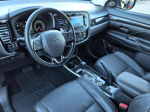 Black Mitsubishi Outlander 2018 in Riga, with an engine capacity of 2.00 L and mileage of 140 thousand km for 14800 €, photo 7 on AUTOMOTO.COM.LV