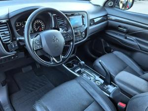 Black Mitsubishi Outlander 2018 in Riga, with an engine capacity of 2.00 L and mileage of 140 thousand km for 14800 €, photo 7 on AUTOMOTO.COM.LV