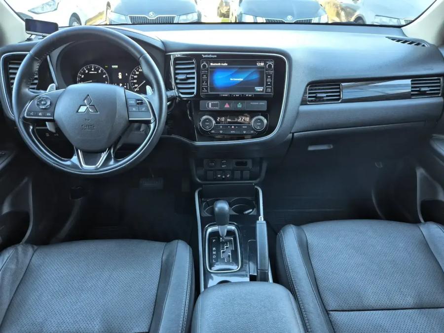 Black Mitsubishi Outlander 2018 in Riga, with an engine capacity of 2.00 L and mileage of 140 thousand km for 14800 €, photo 8 on AUTOMOTO.COM.LV