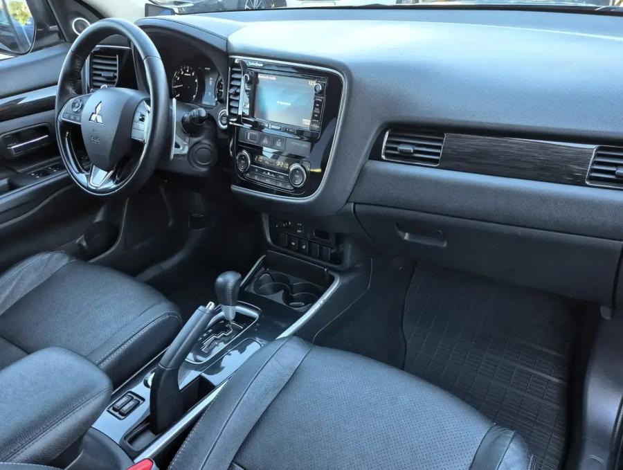 Black Mitsubishi Outlander 2018 in Riga, with an engine capacity of 2.00 L and mileage of 140 thousand km for 14800 €, photo 9 on AUTOMOTO.COM.LV