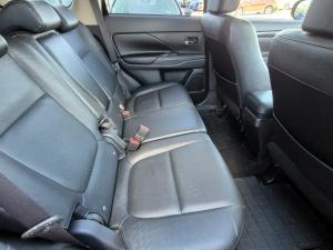 Black Mitsubishi Outlander 2018 in Riga, with an engine capacity of 2.00 L and mileage of 140 thousand km for 14800 €, photo 10 on AUTOMOTO.COM.LV