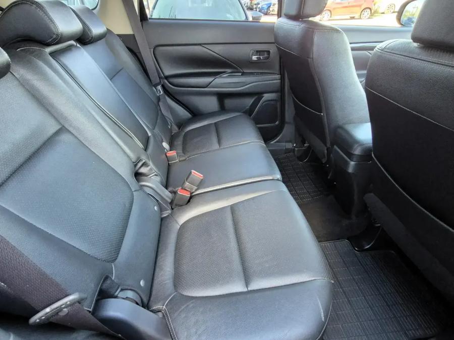 Black Mitsubishi Outlander 2018 in Riga, with an engine capacity of 2.00 L and mileage of 140 thousand km for 14800 €, photo 10 on AUTOMOTO.COM.LV