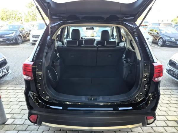 Black Mitsubishi Outlander 2018 in Riga, with an engine capacity of 2.00 L and mileage of 140 thousand km for 14800 €, photo 11 on AUTOMOTO.COM.LV