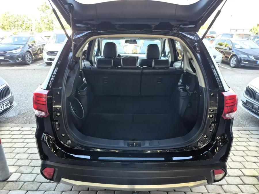 Black Mitsubishi Outlander 2018 in Riga, with an engine capacity of 2.00 L and mileage of 140 thousand km for 14800 €, photo 11 on AUTOMOTO.COM.LV
