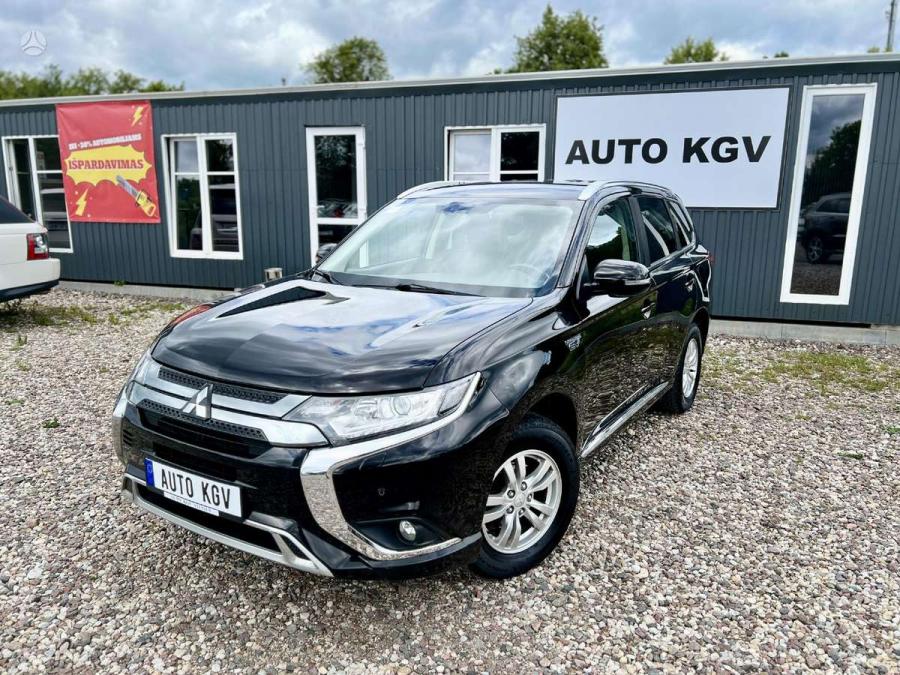 Black Mitsubishi Outlander 2019 in Kaunas, with an engine capacity of 2.40 L and mileage of 224 thousand km for 17999 €, photo 1 on AUTOMOTO.COM.LV