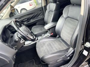 Black Mitsubishi Outlander 2019 in Kaunas, with an engine capacity of 2.40 L and mileage of 224 thousand km for 17999 €, photo 6 on AUTOMOTO.COM.LV