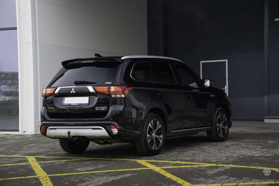 Melns Mitsubishi Outlander 2019 Viļņa, ar dzinēja tilpumu 2.36 L un nobraukumu 145 tūkst. km par 16999 €, foto 8 vietnē AUTOMOTO.COM.LV