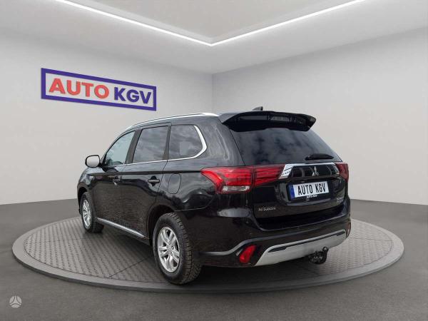 Black Mitsubishi Outlander 2019 in Kaunas, with an engine capacity of 2.40 L and mileage of 224 thousand km for 14999 €, photo 3 on AUTOMOTO.COM.LV