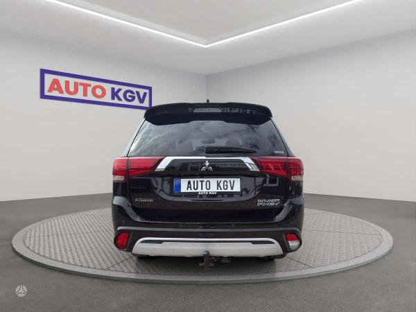 Black Mitsubishi Outlander 2019 in Kaunas, with an engine capacity of 2.40 L and mileage of 224 thousand km for 14999 €, photo 4 on AUTOMOTO.COM.LV