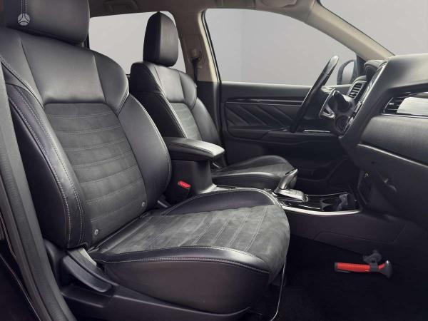 Black Mitsubishi Outlander 2019 in Kaunas, with an engine capacity of 2.40 L and mileage of 224 thousand km for 14999 €, photo 8 on AUTOMOTO.COM.LV