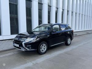 Melns Mitsubishi Outlander 2019 Viļņa, ar dzinēja tilpumu 2.36 L un nobraukumu 225 tūkst. km par 14999 €, foto  vietnē AUTOMOTO.COM.LV