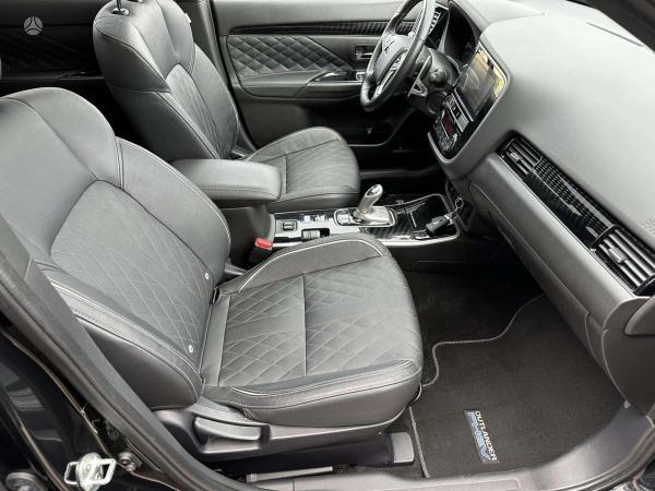 Black Mitsubishi Outlander 2019 in Vilnius, with an engine capacity of 2.40 L and mileage of 152 thousand km for 17250 €, photo 8 on AUTOMOTO.COM.LV