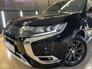 Black Mitsubishi Outlander 2019 in Avizieniai, with an engine capacity of 2.40 L and mileage of 152 thousand km for 17250 €, photo 5 on AUTOMOTO.COM.LV