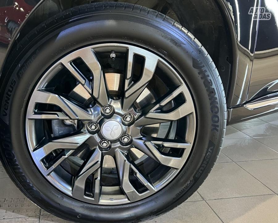 Black Mitsubishi Outlander 2019 in Avizieniai, with an engine capacity of 2.40 L and mileage of 152 thousand km for 17250 €, photo 6 on AUTOMOTO.COM.LV