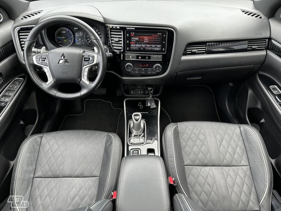 Black Mitsubishi Outlander 2019 in Avizieniai, with an engine capacity of 2.40 L and mileage of 152 thousand km for 17250 €, photo 8 on AUTOMOTO.COM.LV