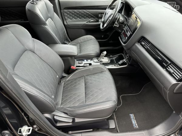 Black Mitsubishi Outlander 2019 in Avizieniai, with an engine capacity of 2.40 L and mileage of 152 thousand km for 17250 €, photo 8 on AUTOMOTO.COM.LV