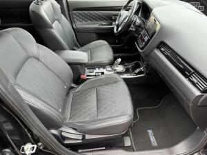 Black Mitsubishi Outlander 2019 in Avizieniai, with an engine capacity of 2.40 L and mileage of 152 thousand km for 17250 €, photo 9 on AUTOMOTO.COM.LV