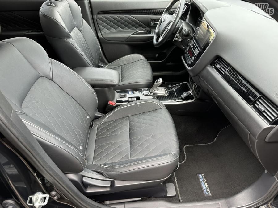 Black Mitsubishi Outlander 2019 in Avizieniai, with an engine capacity of 2.40 L and mileage of 152 thousand km for 17250 €, photo 9 on AUTOMOTO.COM.LV