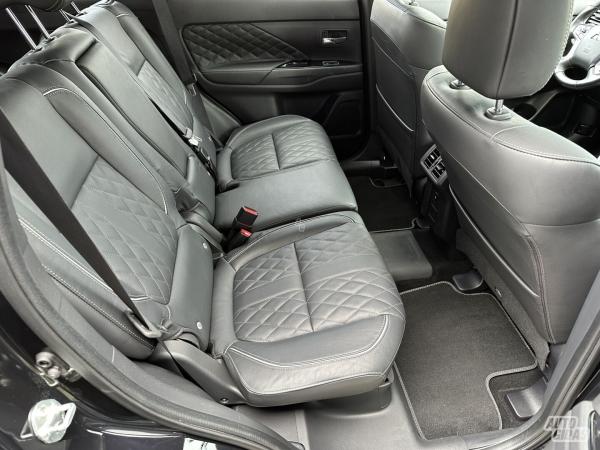 Black Mitsubishi Outlander 2019 in Avizieniai, with an engine capacity of 2.40 L and mileage of 152 thousand km for 17250 €, photo 10 on AUTOMOTO.COM.LV